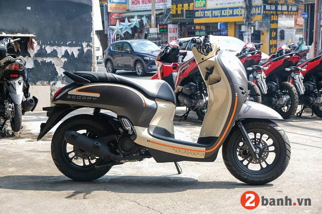 Chiều cao yên xe Scoopy 2024 bao nhiêu? Nữ cao 1m5 đi có phù hợp?